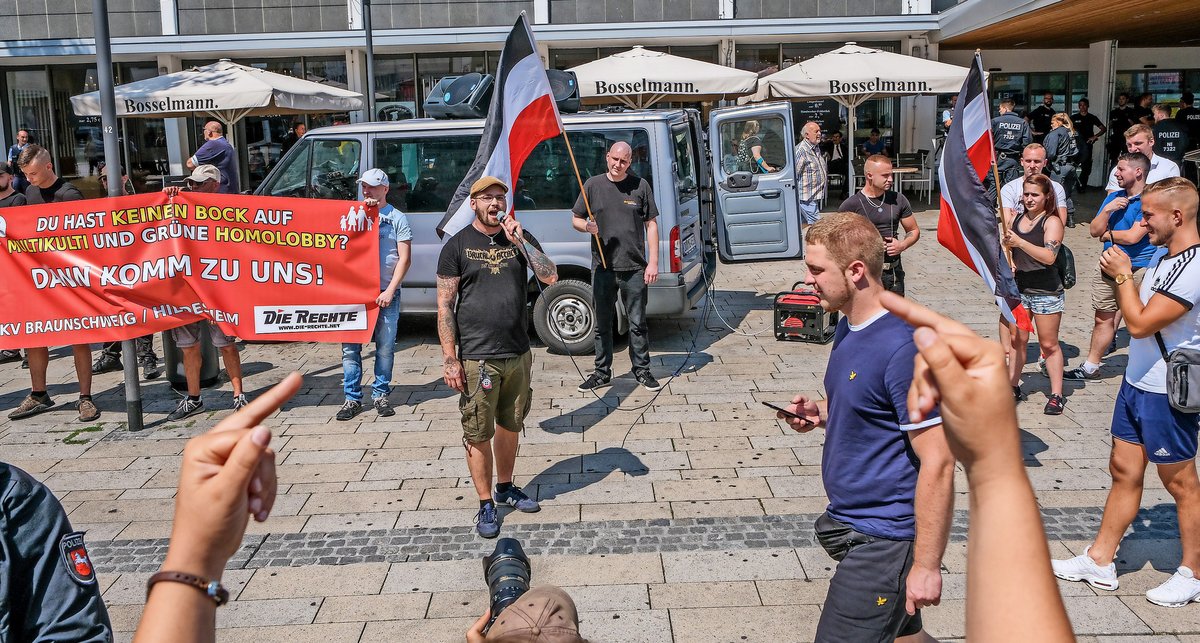 Schulterschluss der Neonazis