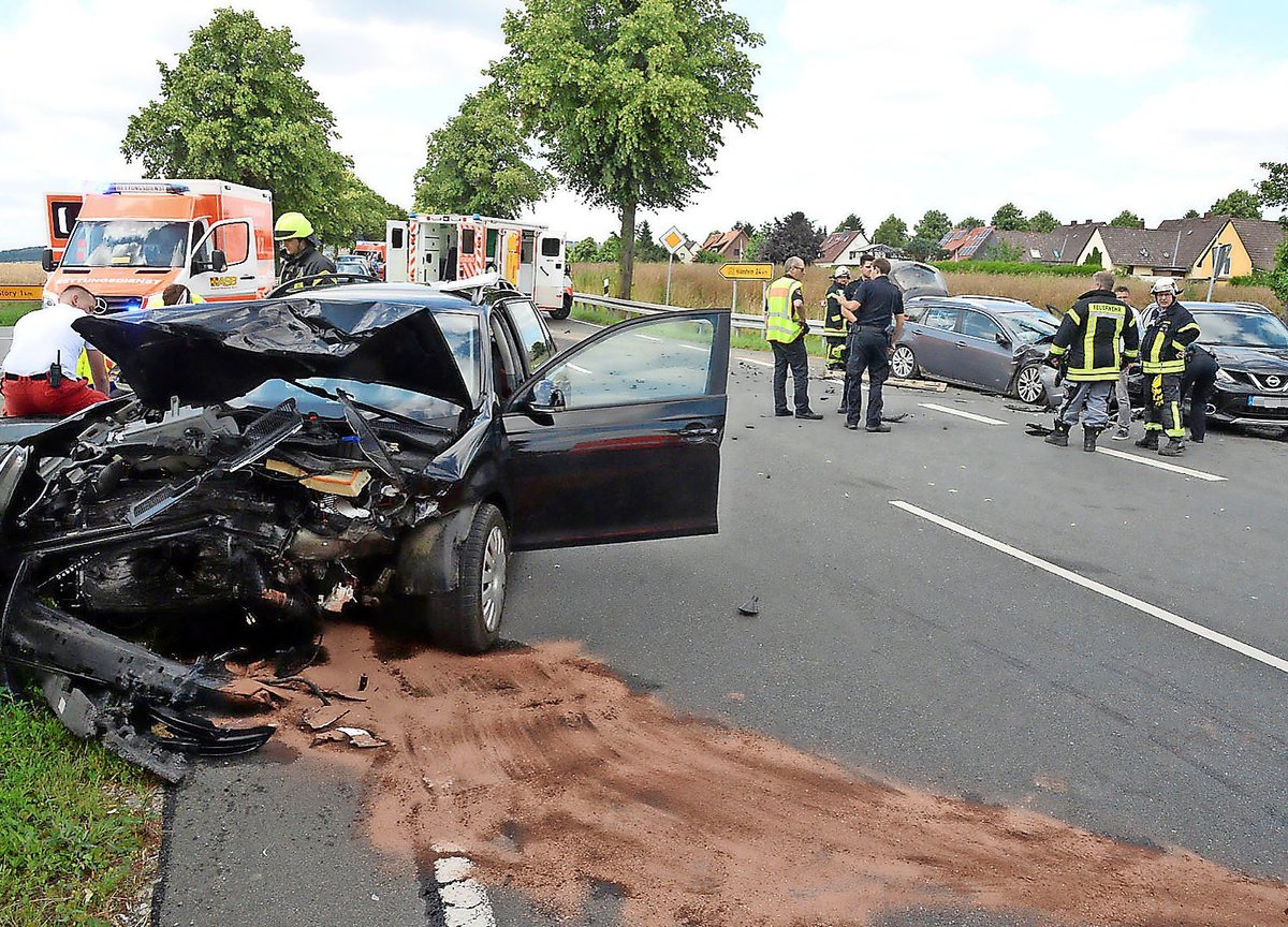 Unfall fordert drei Schwerverletzte: B 243 bei Bockenem zeitweise voll gesperrt