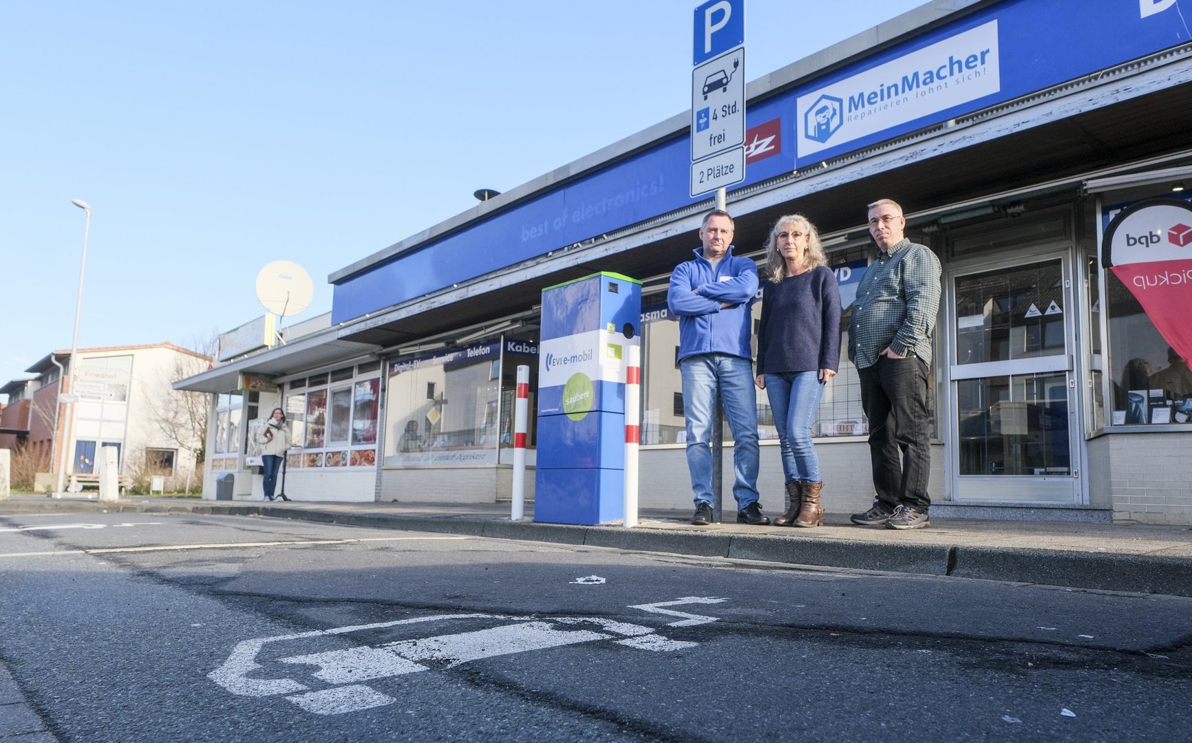 Unter Strom: Ortsrat fordert, E-Ladesäule zu versetzen