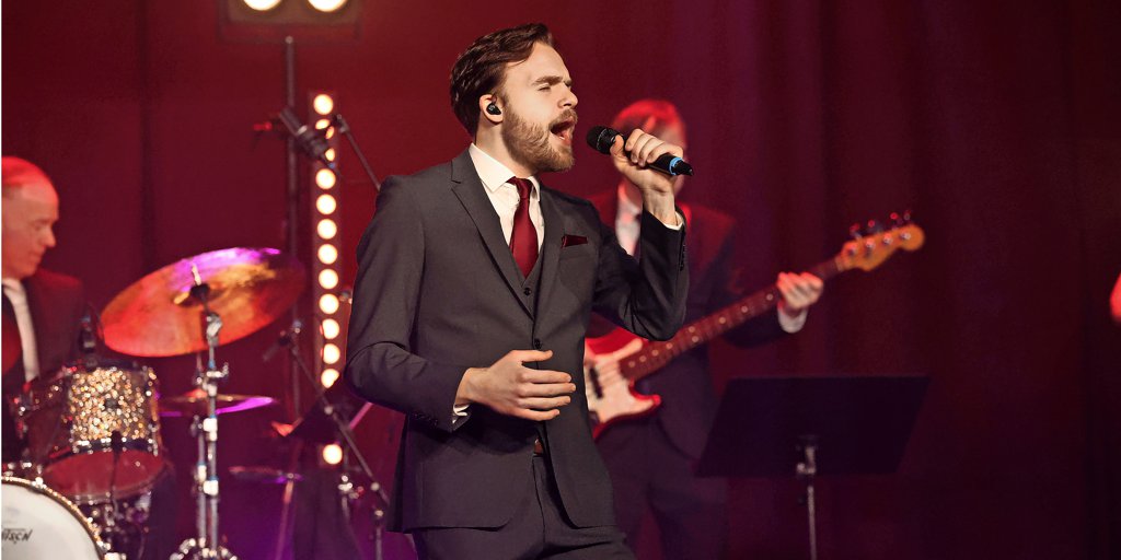 Ein angetrunkener Weihnachtsmann singt für Frieden am Küchentisch: So begeistert Patrick Snow ...