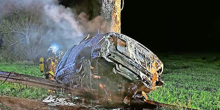 Auto prallt gegen Baum und fängt Feuer: Zwei Männer sterben bei Unfall bei Sehnde-Evern