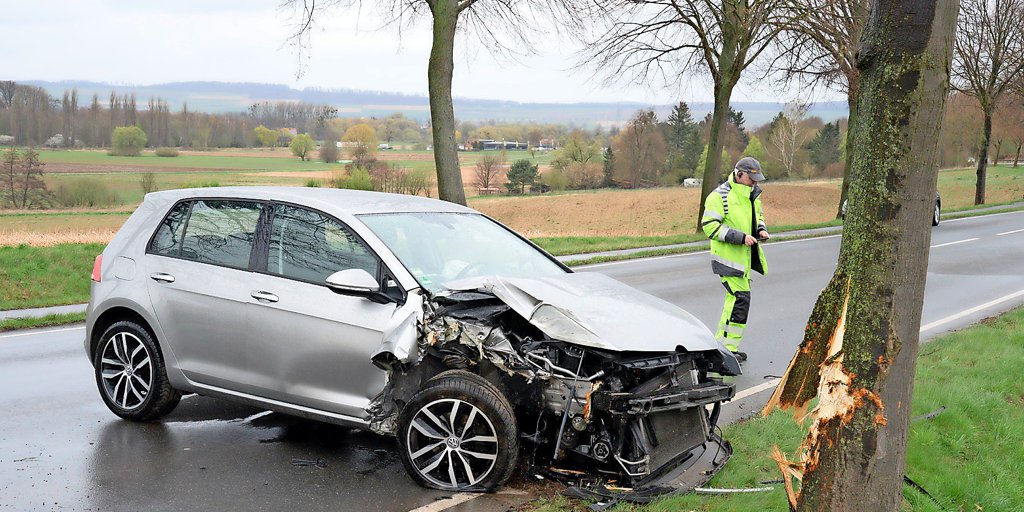 Schwerer Unfall bei Bockenem: Frau prallt mit Auto gegen Baum
