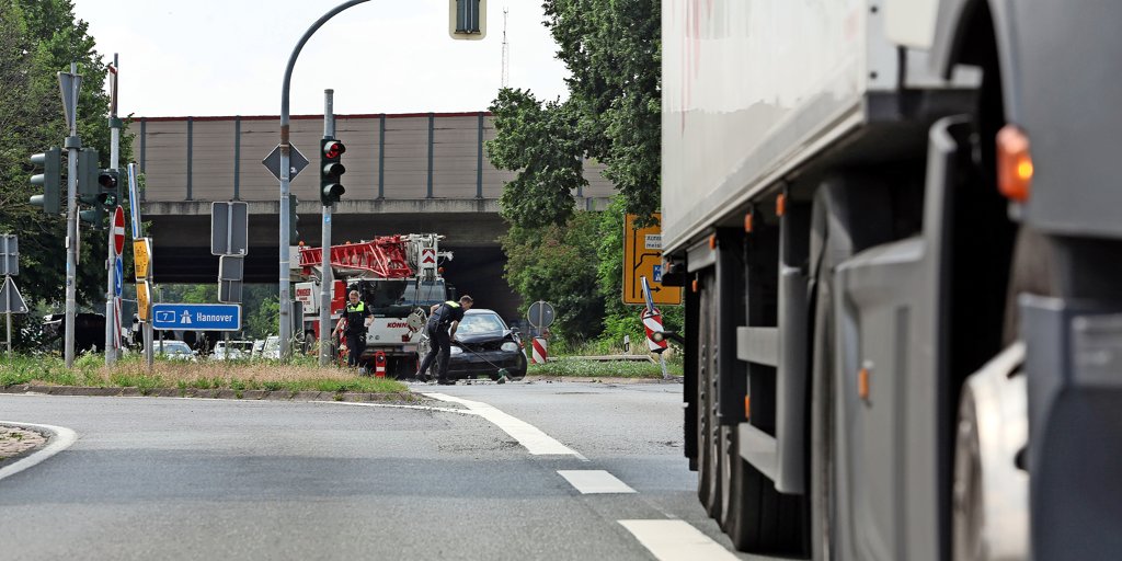 Schwerer Unfall bei Hildesheim: Verletzter Lastwagenfahrer ist wieder ansprechbar