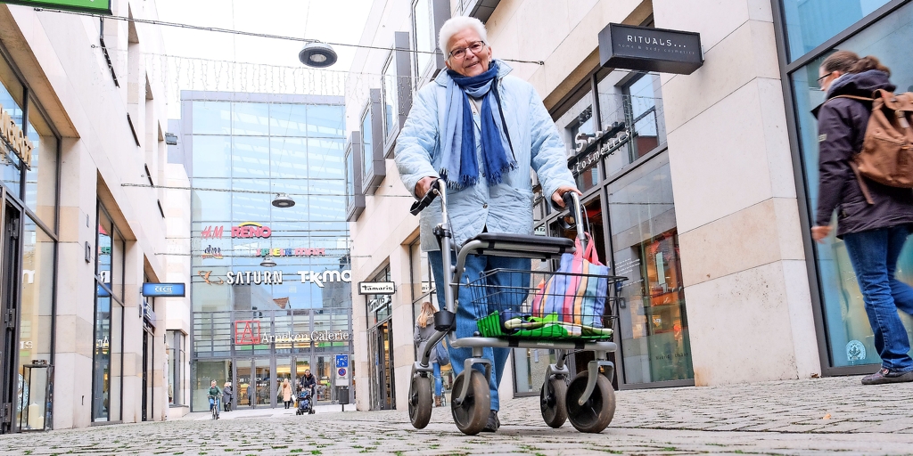 Vor der Arneken Galerie gestürzt: 84-Jährige will Helfer danken