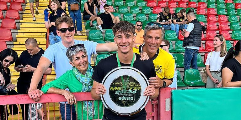 Hildesheimer Jonas Feddersen wird mit den B-Junioren von Borussia ...