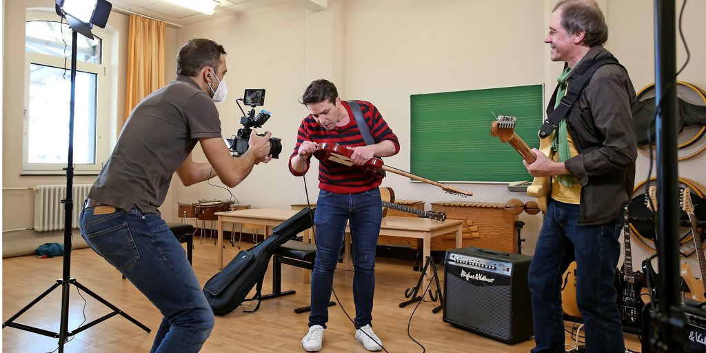 KiKA-Moderator beweist: Von Null auf Rockstar in nicht mal einer Stunde