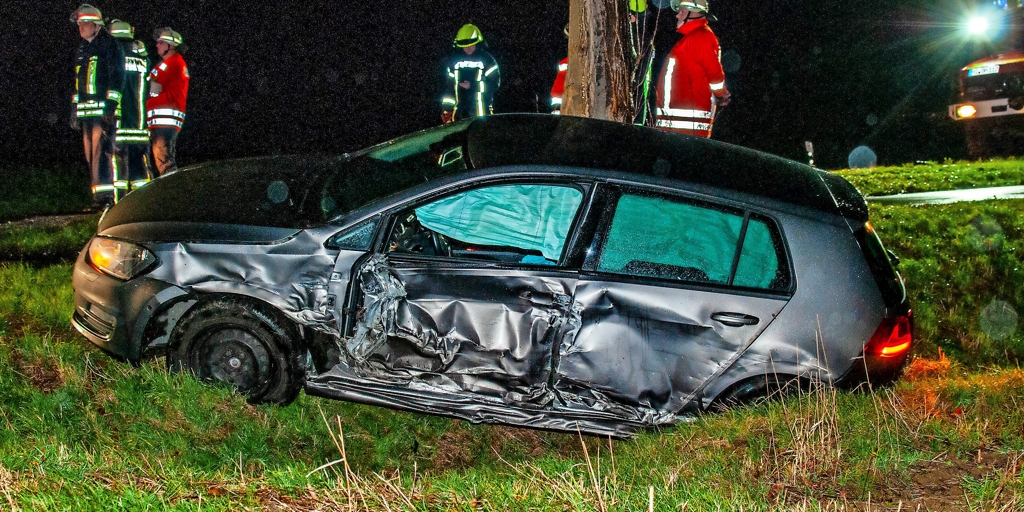 Bei Bockenem auf B243 - Autos stoßen frontal zusammen