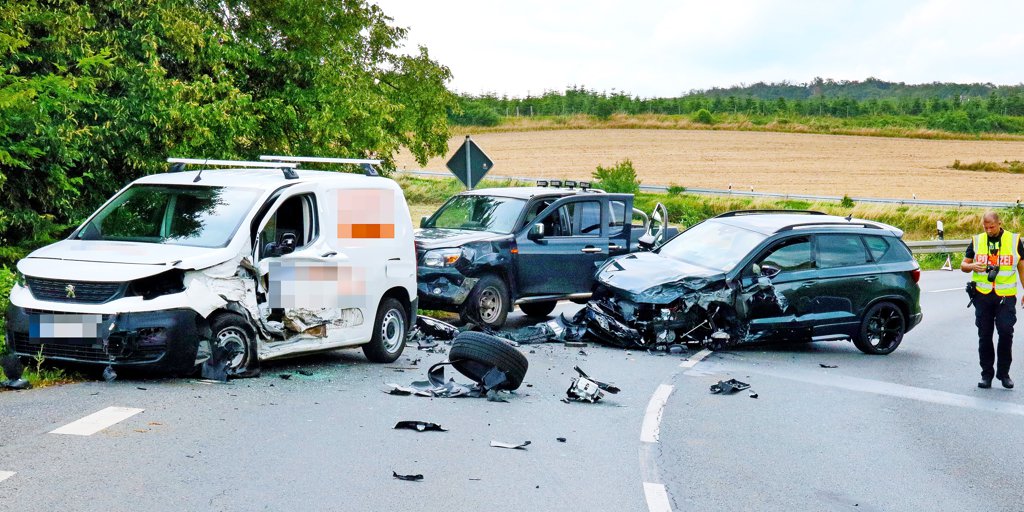 Auto gerät bei Alfeld in den Gegenverkehr: Drei Wagen kollidieren, drei Verletzte