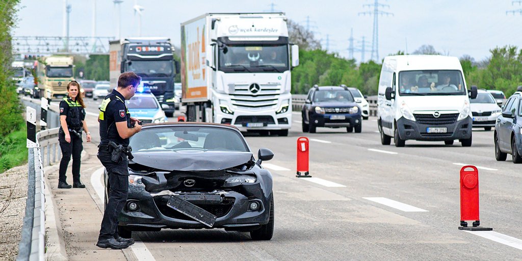 Zwei Frauen bei Unfall auf der A 7 bei Hotteln schwer verletzt