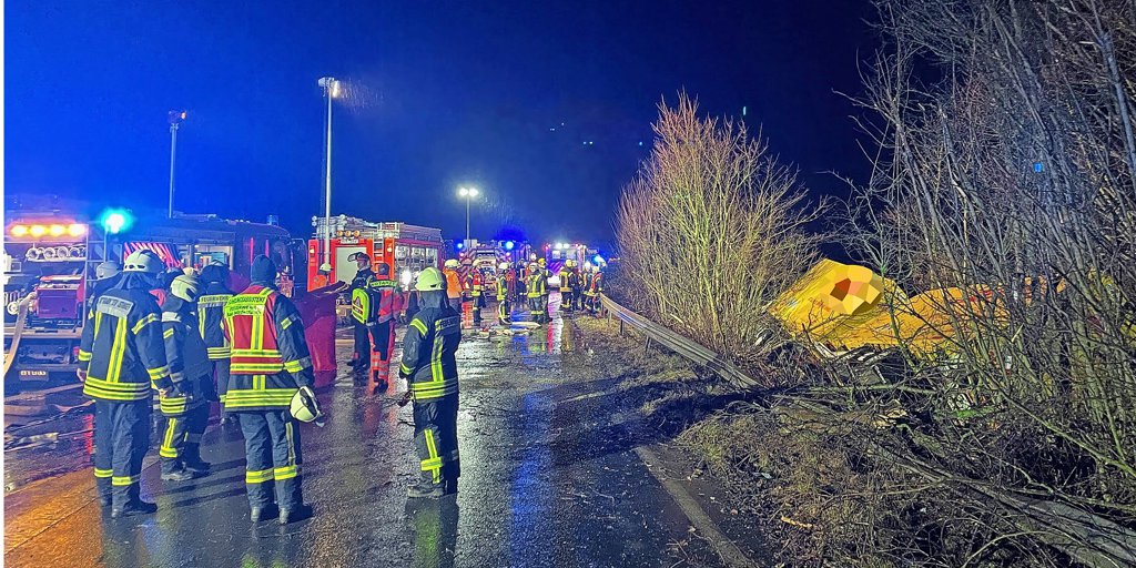 Lastwagen kippt um und landet im Graben: Stundenlang Einschränkungen auf A 7 bei Hildesheim
