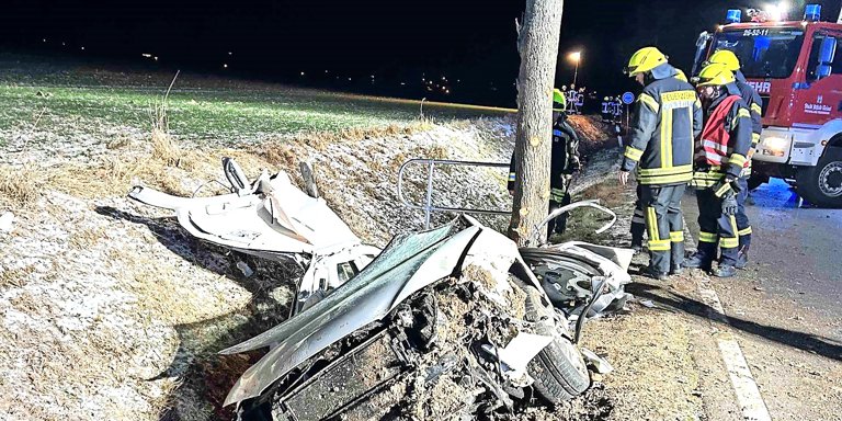 Schwerer Unfall auf B3 in Alfeld: Feuerwehr befreit schwer verletzte Insassen aus Autowrack