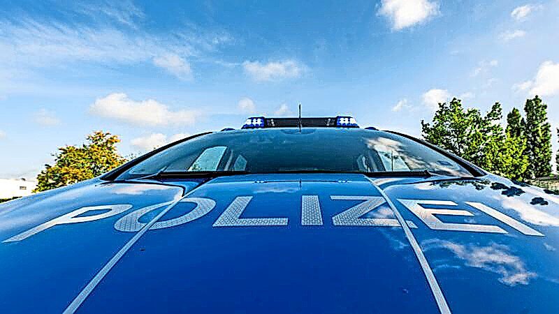 Mann erleidet im Kreis Hildesheim beim Fahren einen medizinischen Notfall und kollidiert mit ...