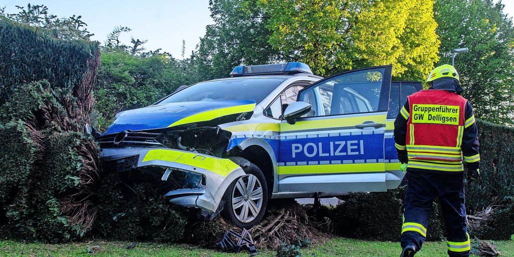Polizeiwagen auf Blaulichtfahrt kollidiert mit VW: Mehrere Verletzte nach Unfall in Delligsen