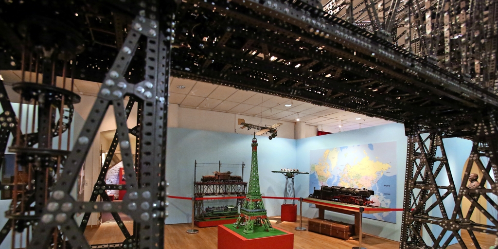 Hildesheimer RPM zeigt riesige Modelle aus bunten Lochbändern