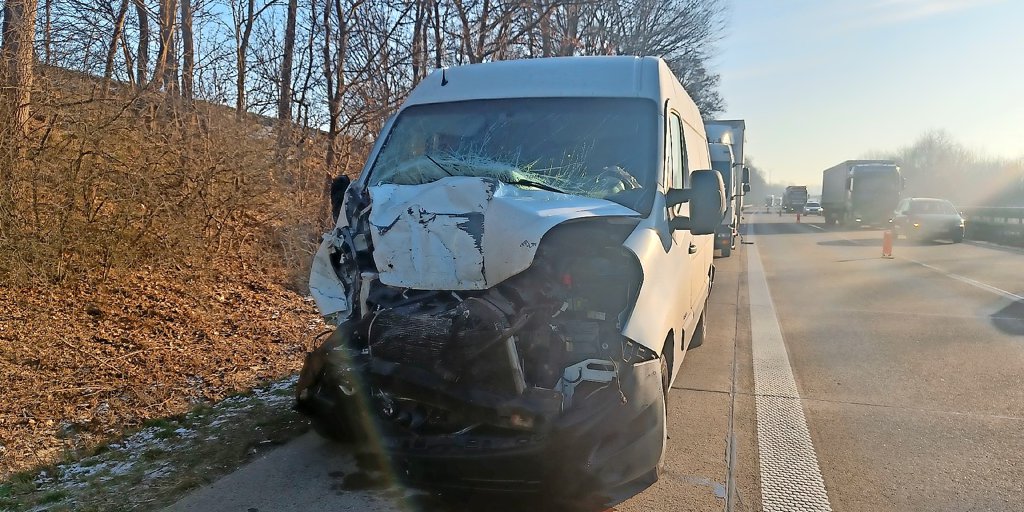 Unfall auf der A7 bei Derneburg: Sprinter-Fahrer kollidiert mit Lastwagen