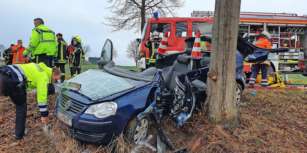 Auto prallt bei Bockenem gegen Baum: Fahrerin in Lebensgefahr