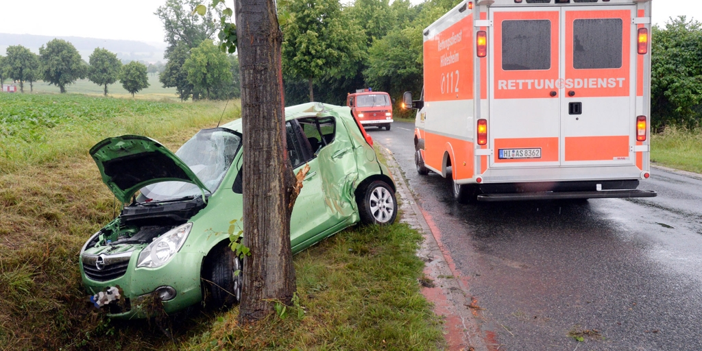 Auto prallt bei Jerze gegen Baum: Fahranfängerin schwer verletzt