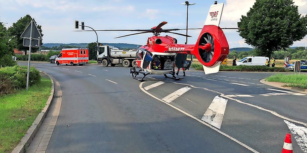 Lastwagen erfasst Radfahrer: Schwerer Unfall auf Bundesstraße 243