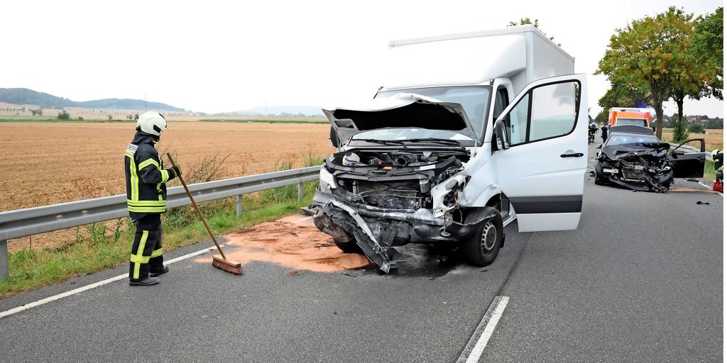 B 3 bei Banteln nach Unfall voll gesperrt